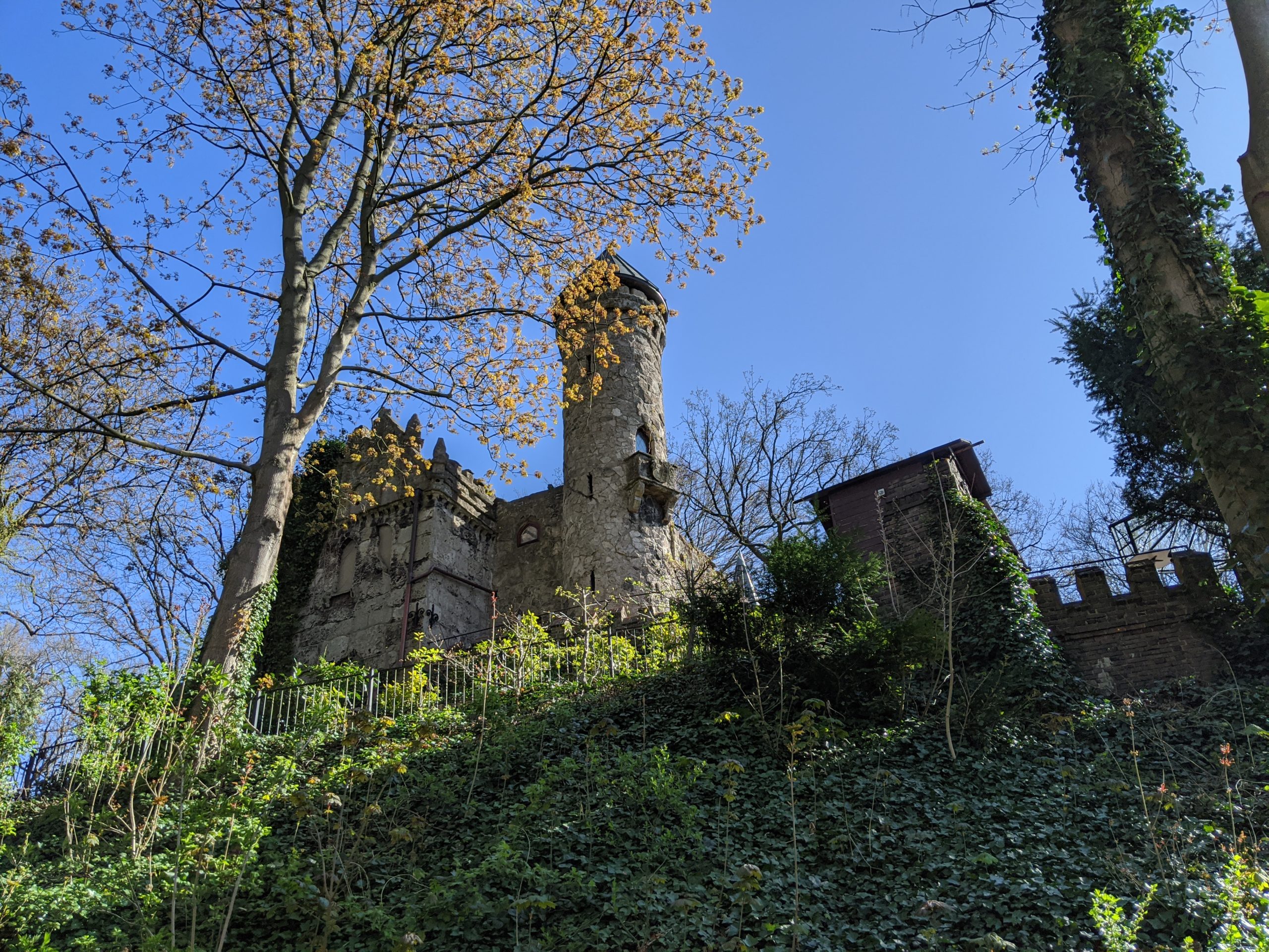 Klein aber fein: Willkommen auf Burg Henneberg. - LITTLE ESCAPES